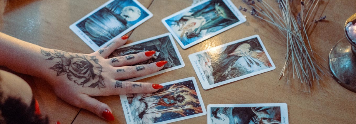 20 tipos de oráculos: conheça todos! • Guia da Alma
